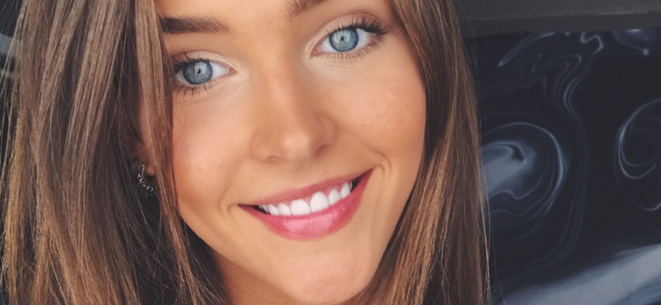 Rachel Cook Barefoot In Bikini Highlights Her 'Fruits'