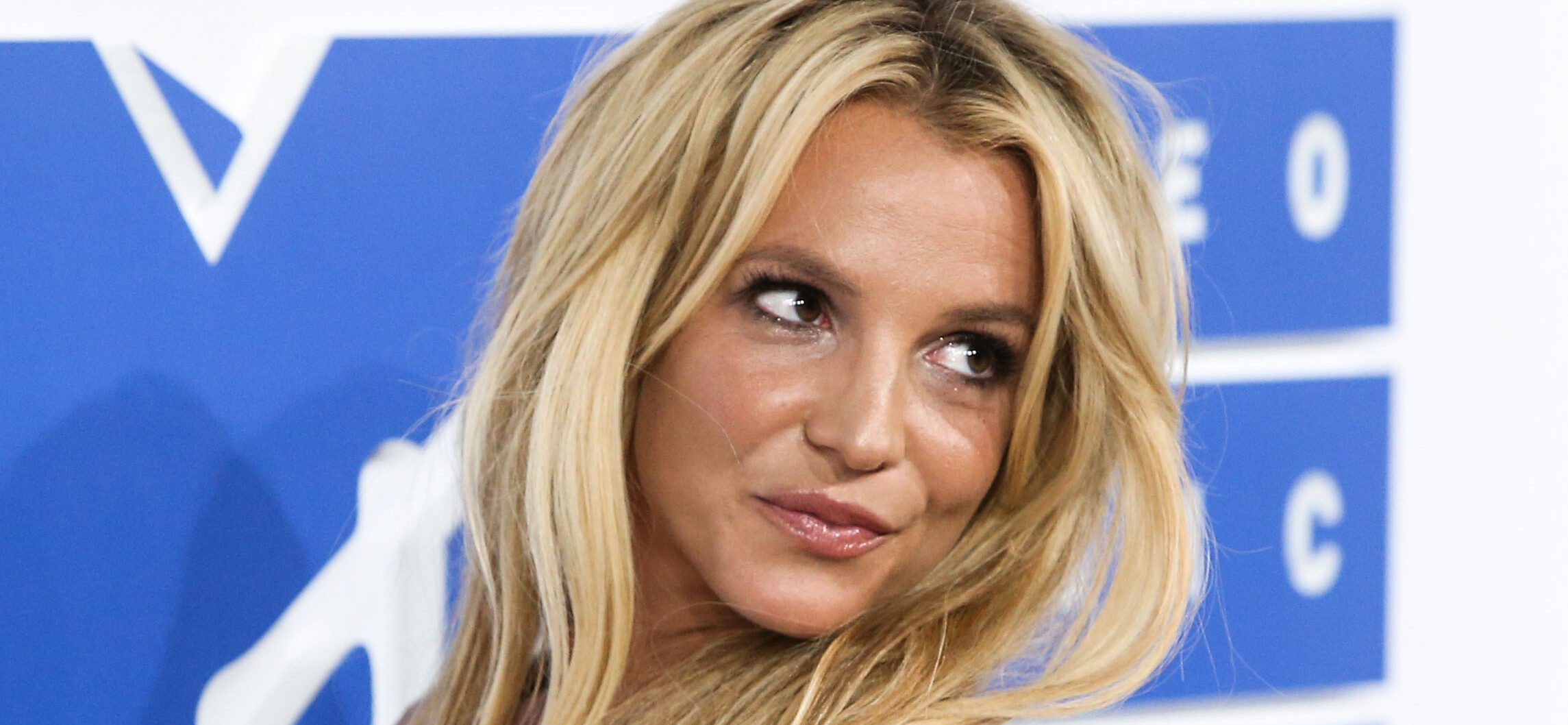 Britney Spears Calls Out Poor Eyesight In Behind-The-Scenes Snap
