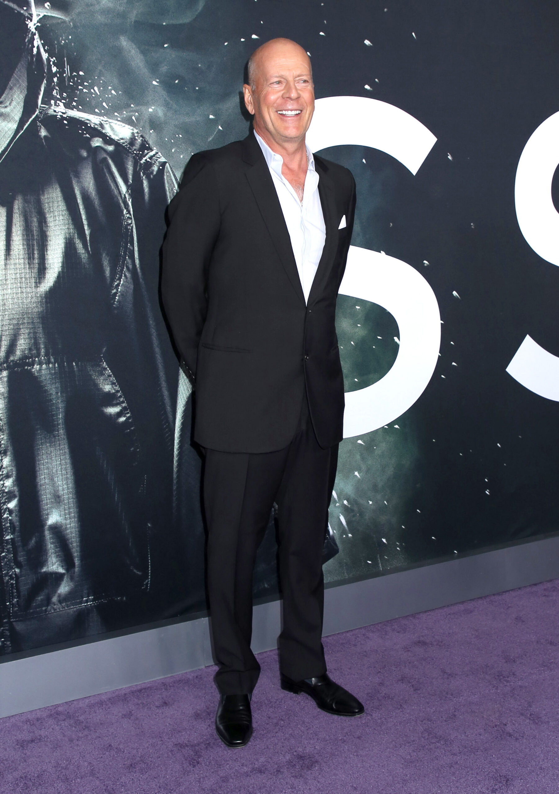 Bruce Willis Smiles As He Interacts With Police Officers Amid Dementia ...