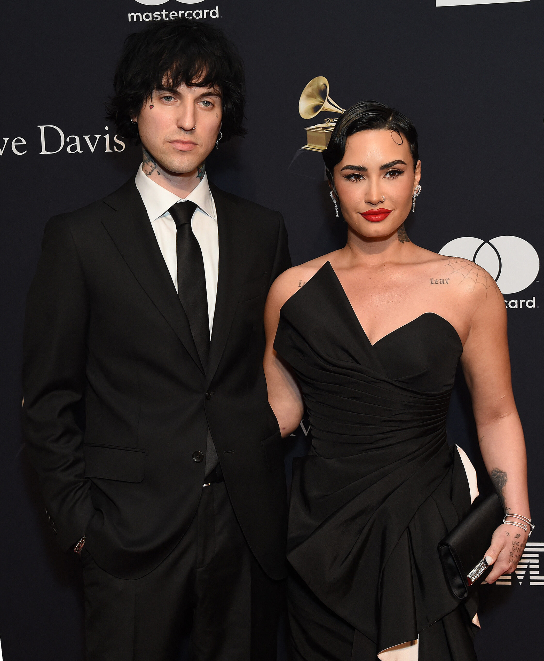 Demi Lovato & BF Jutes Hold Hands During Car Ride