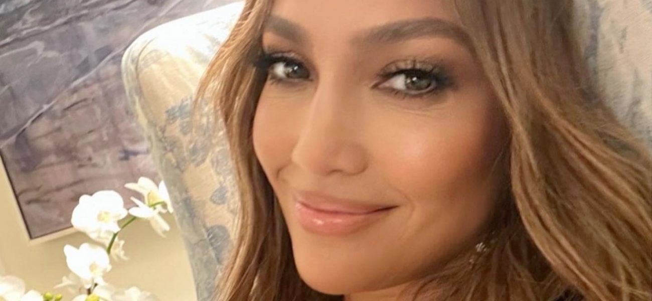 Jennifer Lopez In Plunging Spandex Celebrates A 'Merry Sunday'