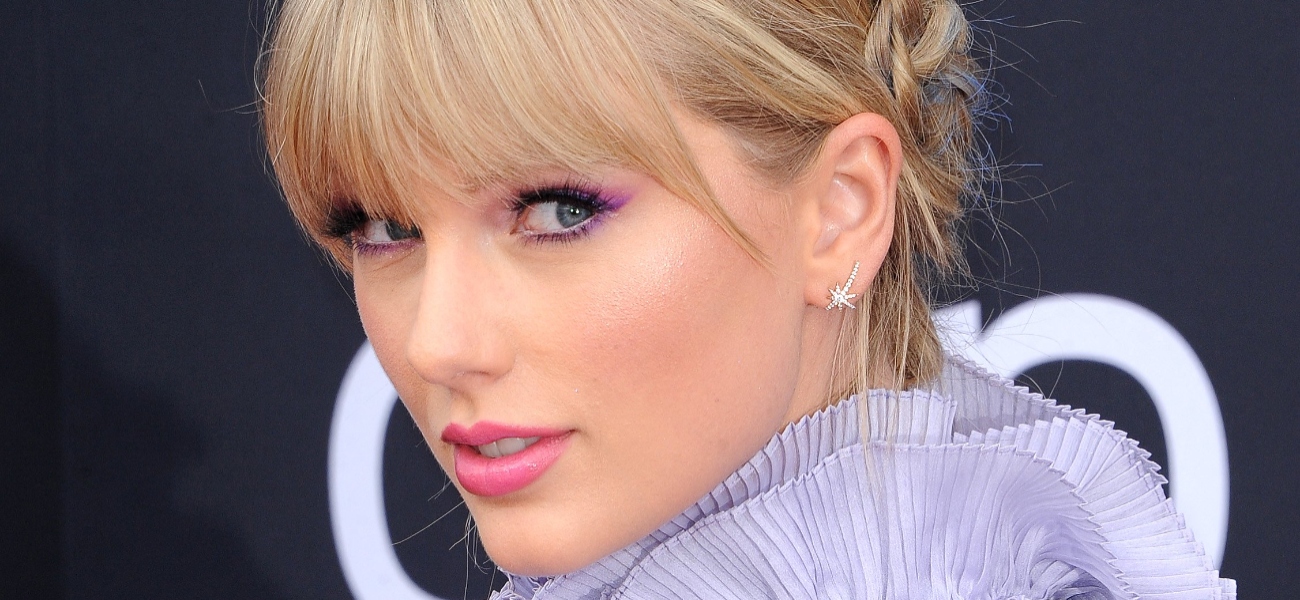 Taylor Swift 'Broke The Internet' In Tropical Ocean Bikini