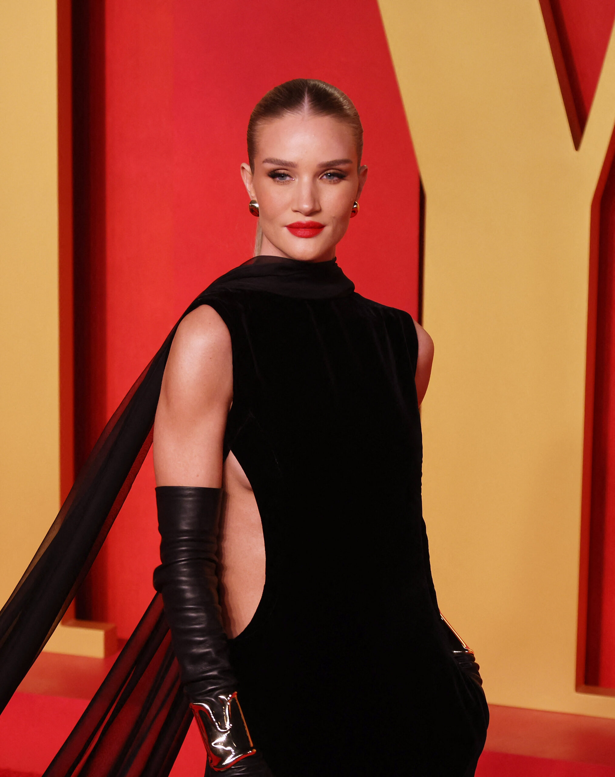 Rosie Huntington-Whiteley Flaunts Supermodel Body In Tiny Bikini