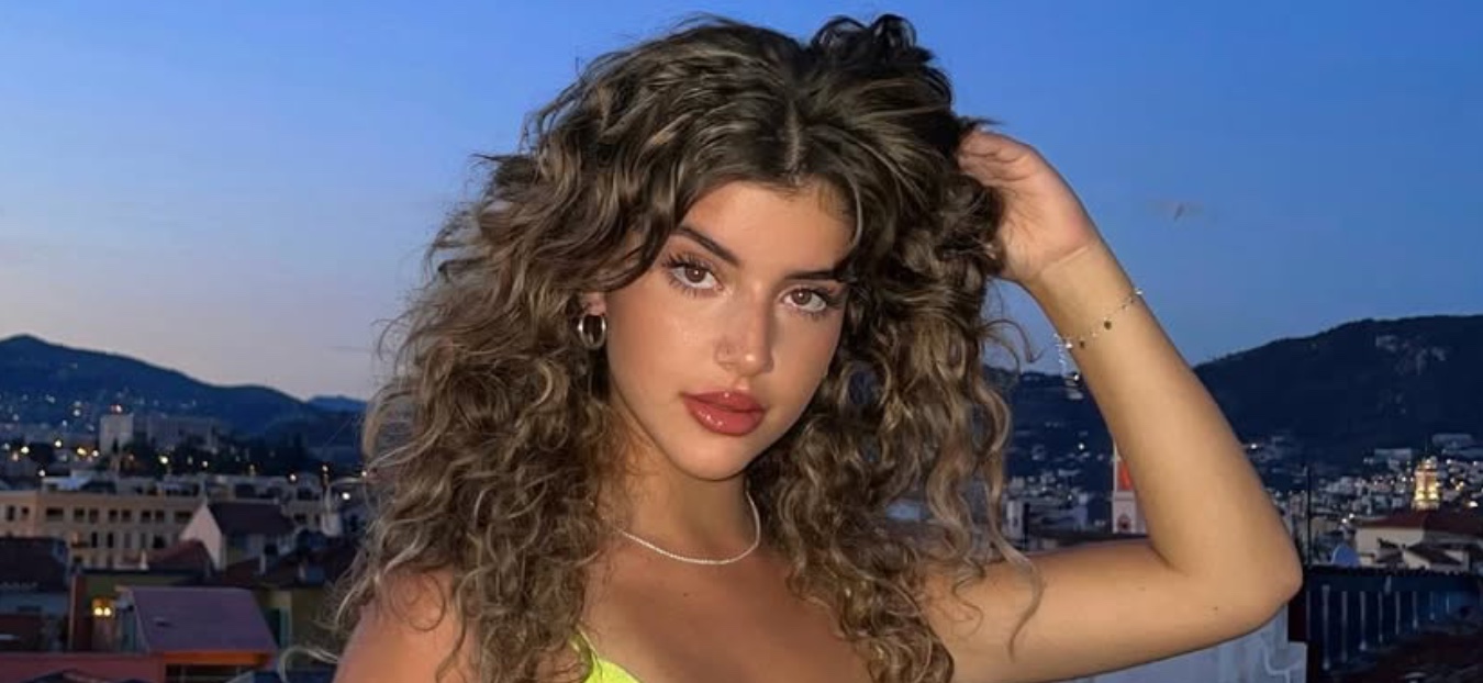 Zoe Gara Frees The Nipple As She Greets Fans 'Morning'