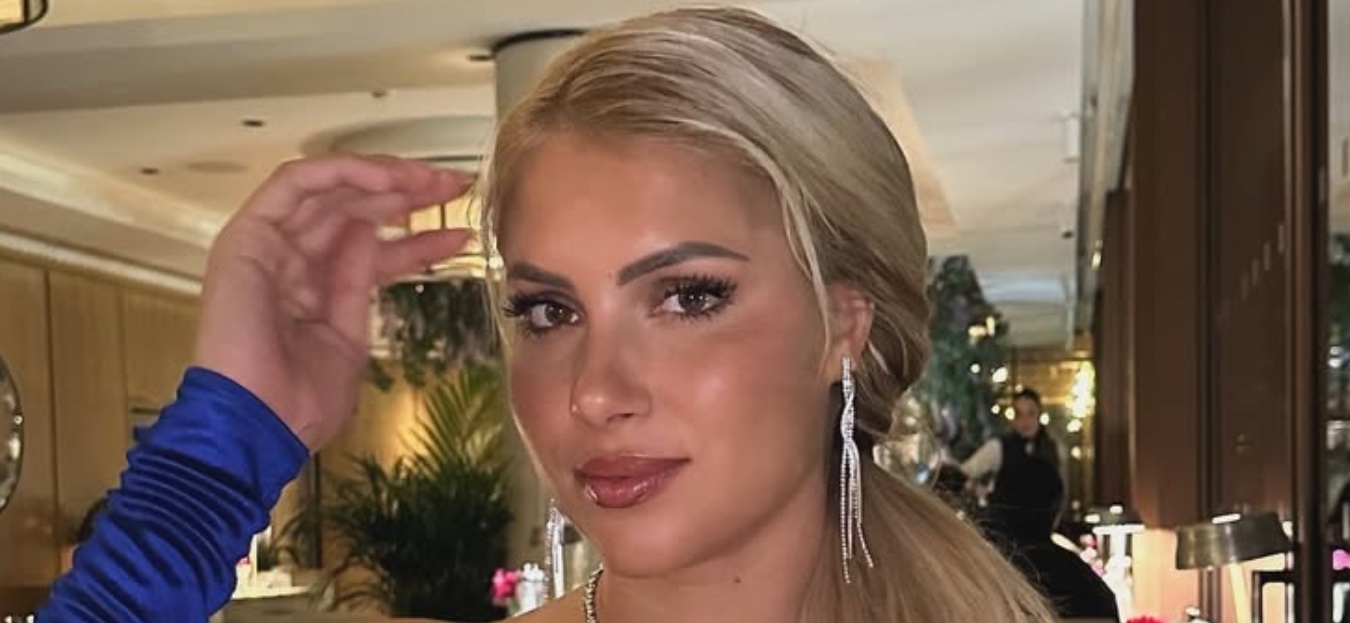 Andreea Dragoi In Neon Pink Bikini Is The 'Prettiest Swimmer'