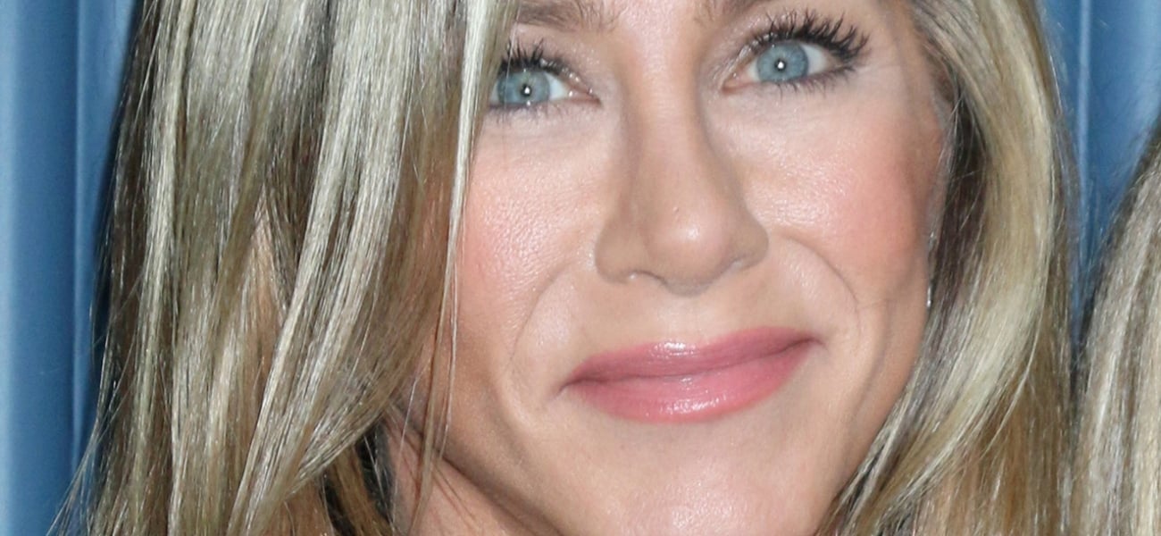 Jennifer Aniston Fans Distracted By Viral Bikini Shot