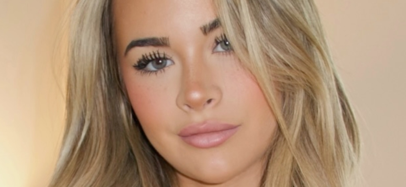 Emily Elizabeth Highlights Her 'Nice Apples' In Bedroom Bikini