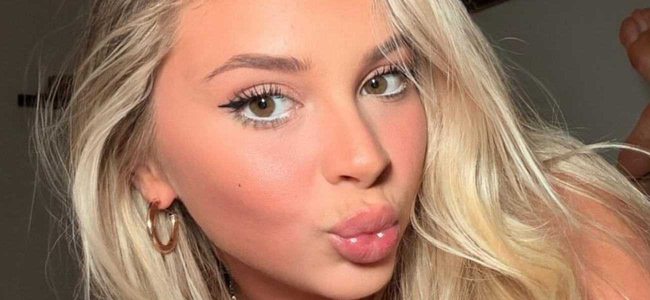 Willow Clark Highlights Her 'Oranges' In Plunging Bathroom Bikinis